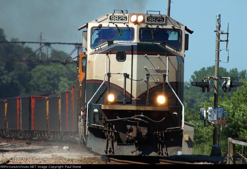 BNSF 9825 leads eastbound coal loads on the Creston Sub